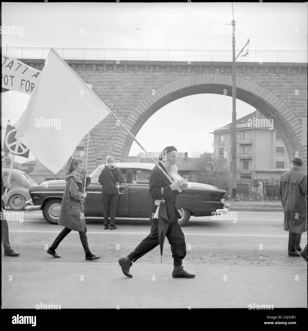 Max Daetwyler, weisse Fahne; Ostermarsch 1963#Max Daetwyler, white flag ...