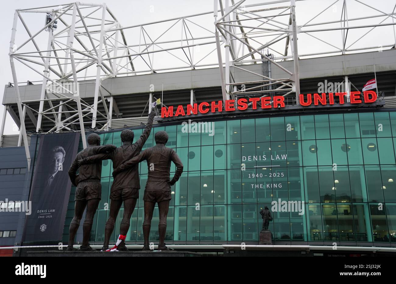 George best and denis law at old trafford 1968 hi-res stock photography ...