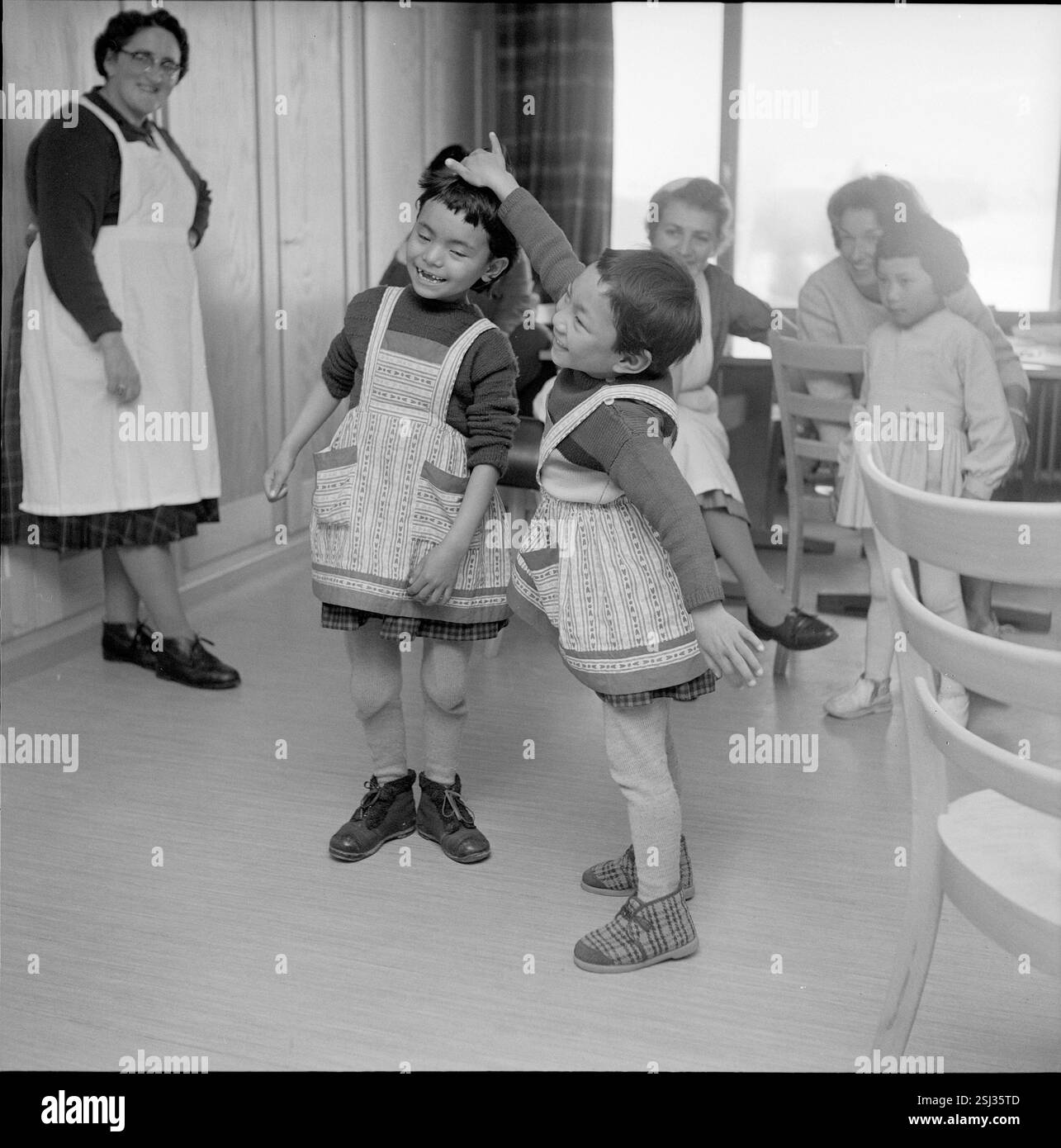 Tibeter Mädchen beim Tanzen, Waldstatt 1962#Tibetan girls dancing ...