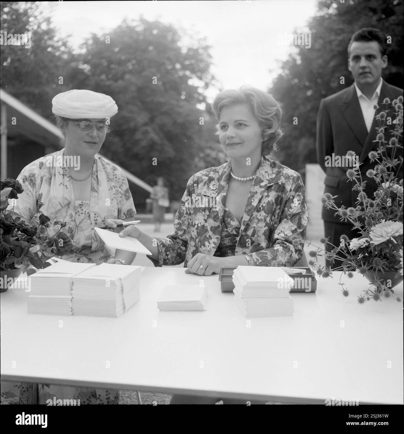 Schauspielerin Annemarie Düringer an der SAFFA 1958#Actress Annemarie Düringer at the SAFFA fair ...