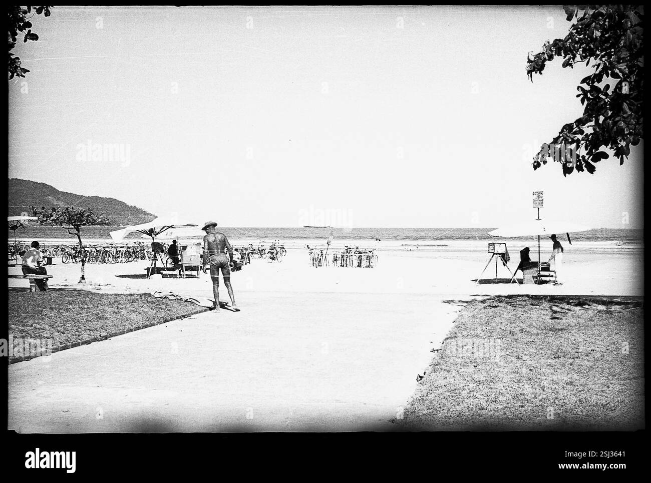Menschen am Strand von Santos, Brasilien 1950#People on the beach in ...