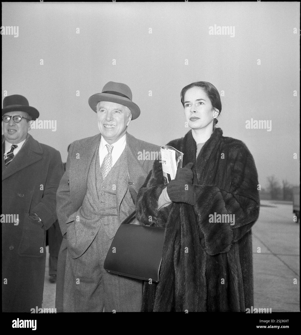 Charlie Chaplin mit seiner Frau Oona, 1952#Charlie Chaplin with his ...