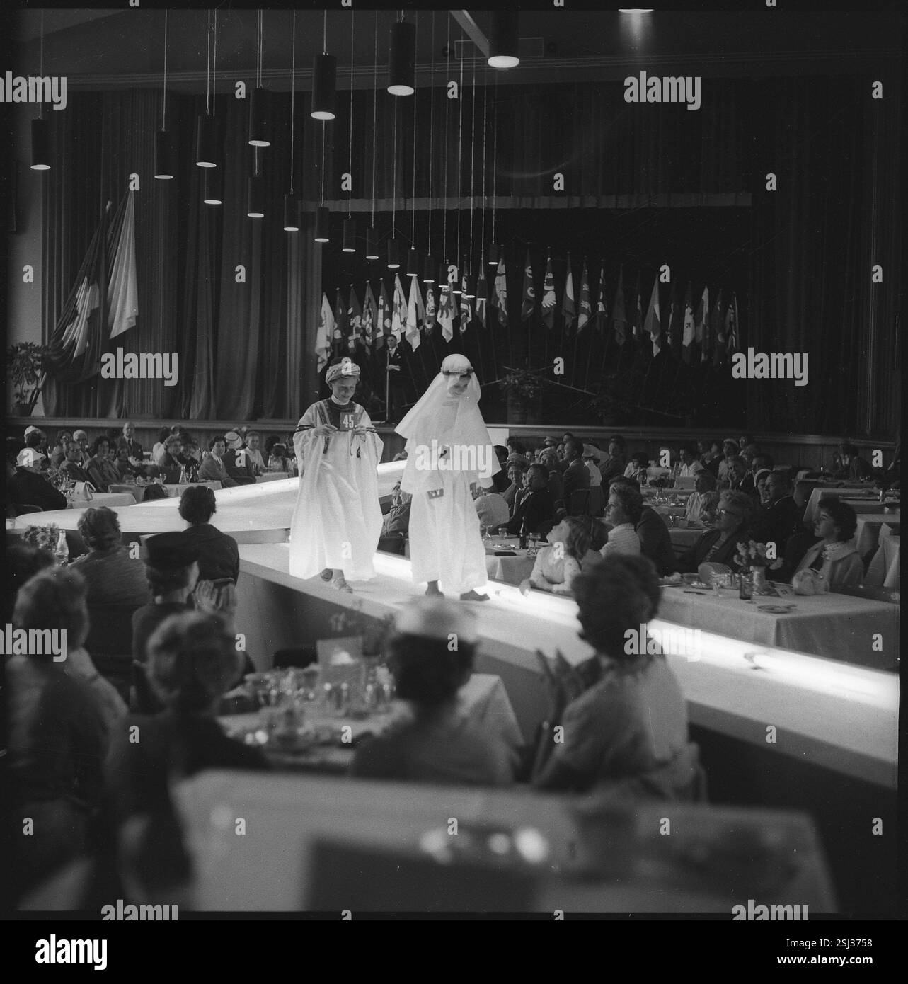 Kinder zeigen ihre Sechseläutenkostüme, 1958#Children show their ...