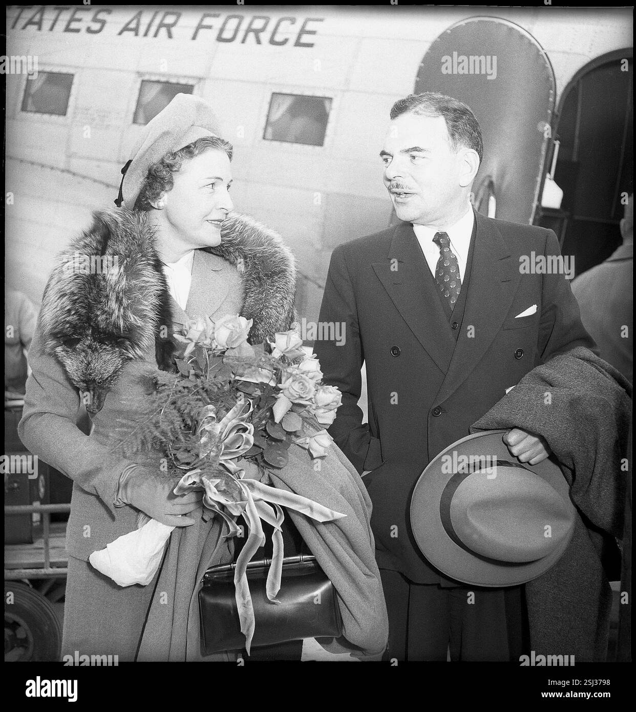 Thomas E. Dewey und seine Ehefrau bei Ankunft in Kloten, 1949#Thomas E ...
