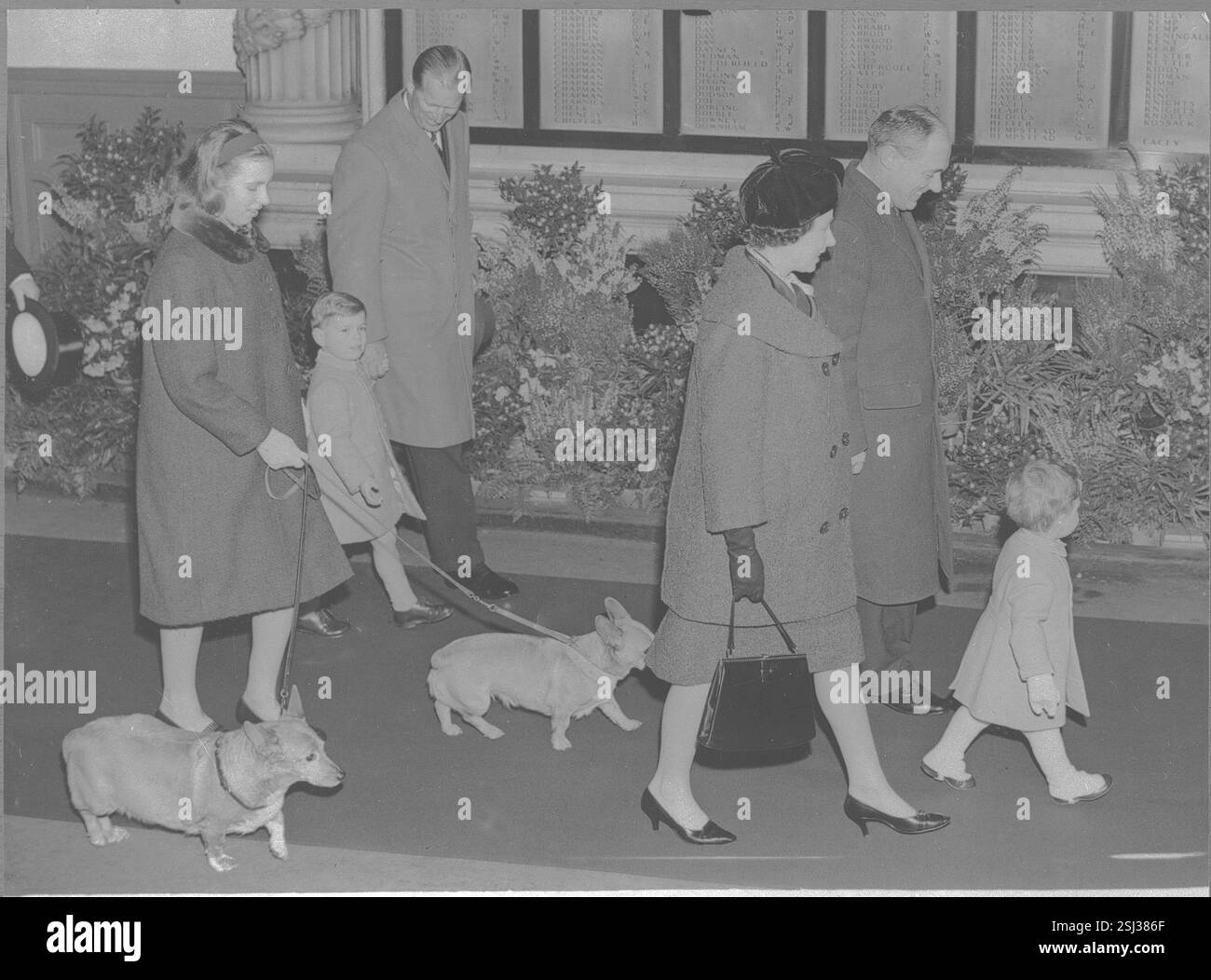 von links nach rechts: Anne, Andrew, Philip, Königin Elizabeth ...