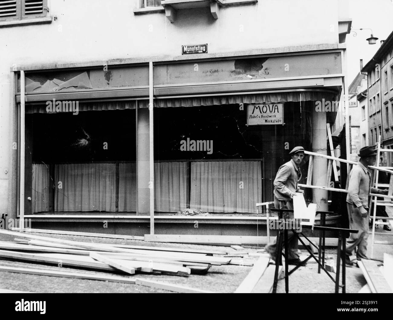 Eingeschlagene Fensterscheiben in Schaffhausen 1945#Smashed window pane ...