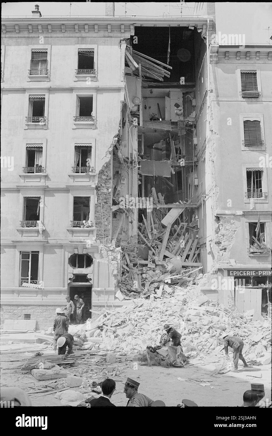Feuerwehreinsatz bei Wohnhaus nach Explosion, Genf 1965#Fire brgade in ...
