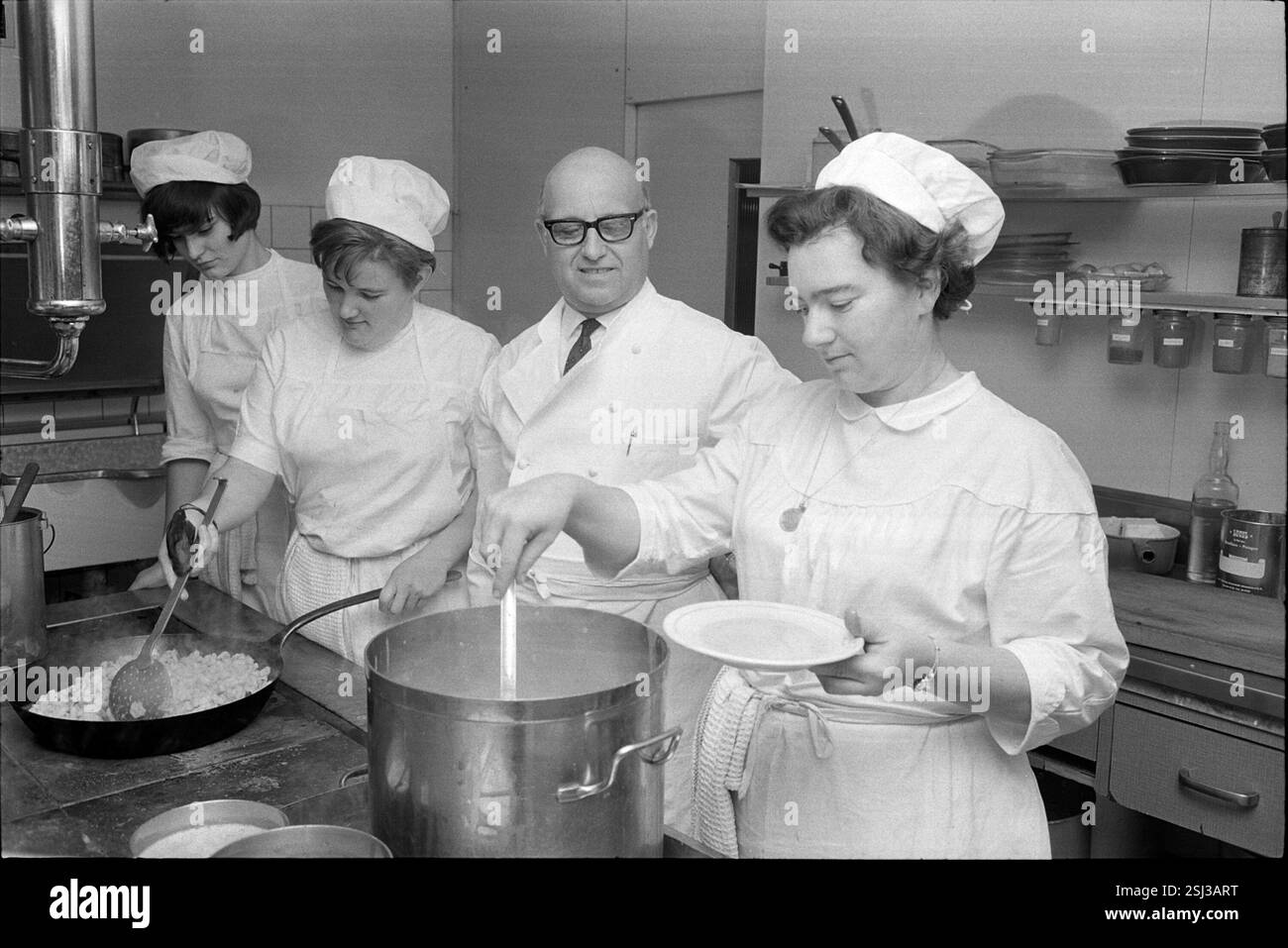 Chefkoch Max Hubler und Köchinnen in der Krone Bätterkinden; 1967 ...