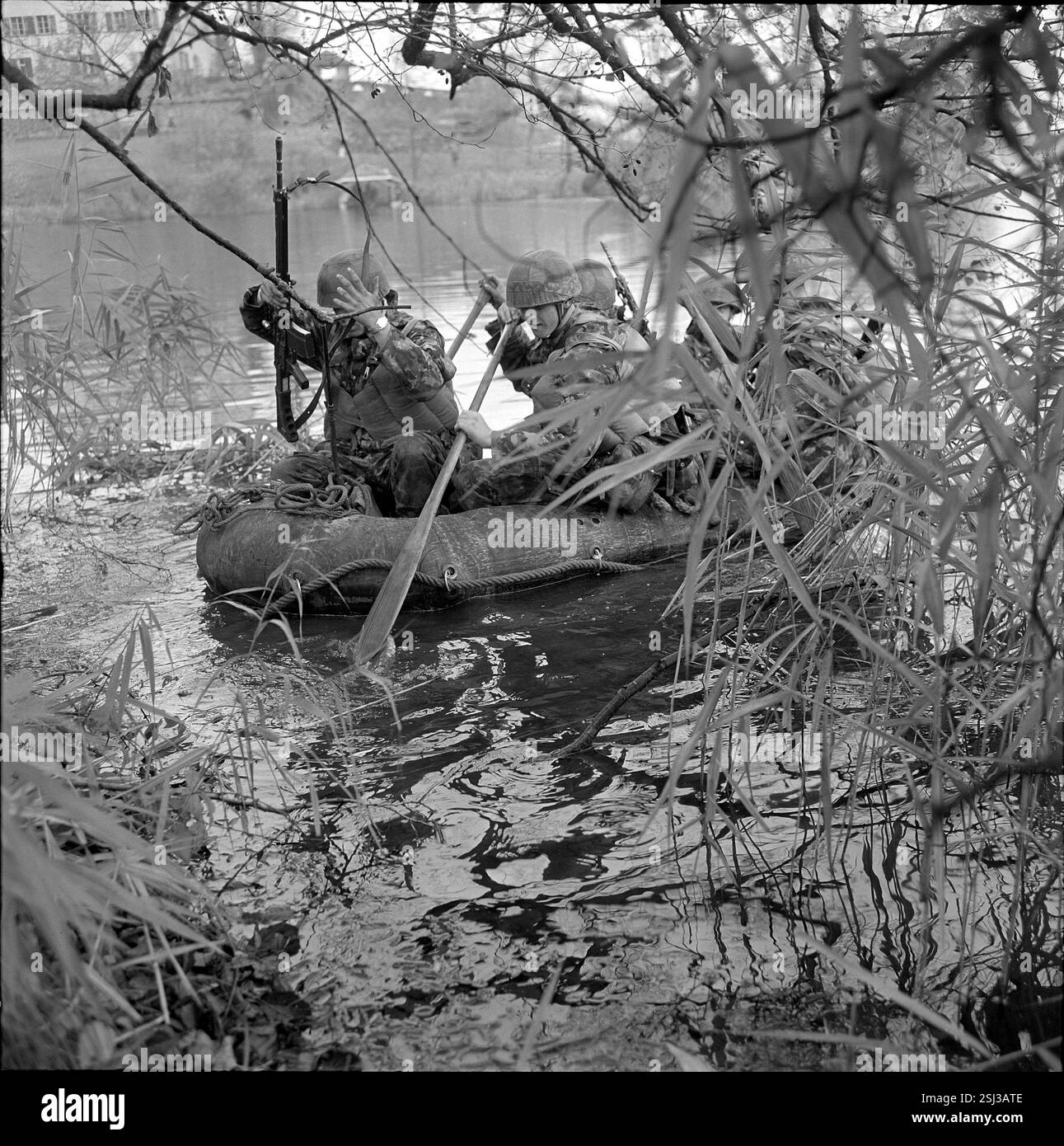 Aufklärungstrupp in Schlauchboot, Rekrutenschule 1965#Reconnaissance ...