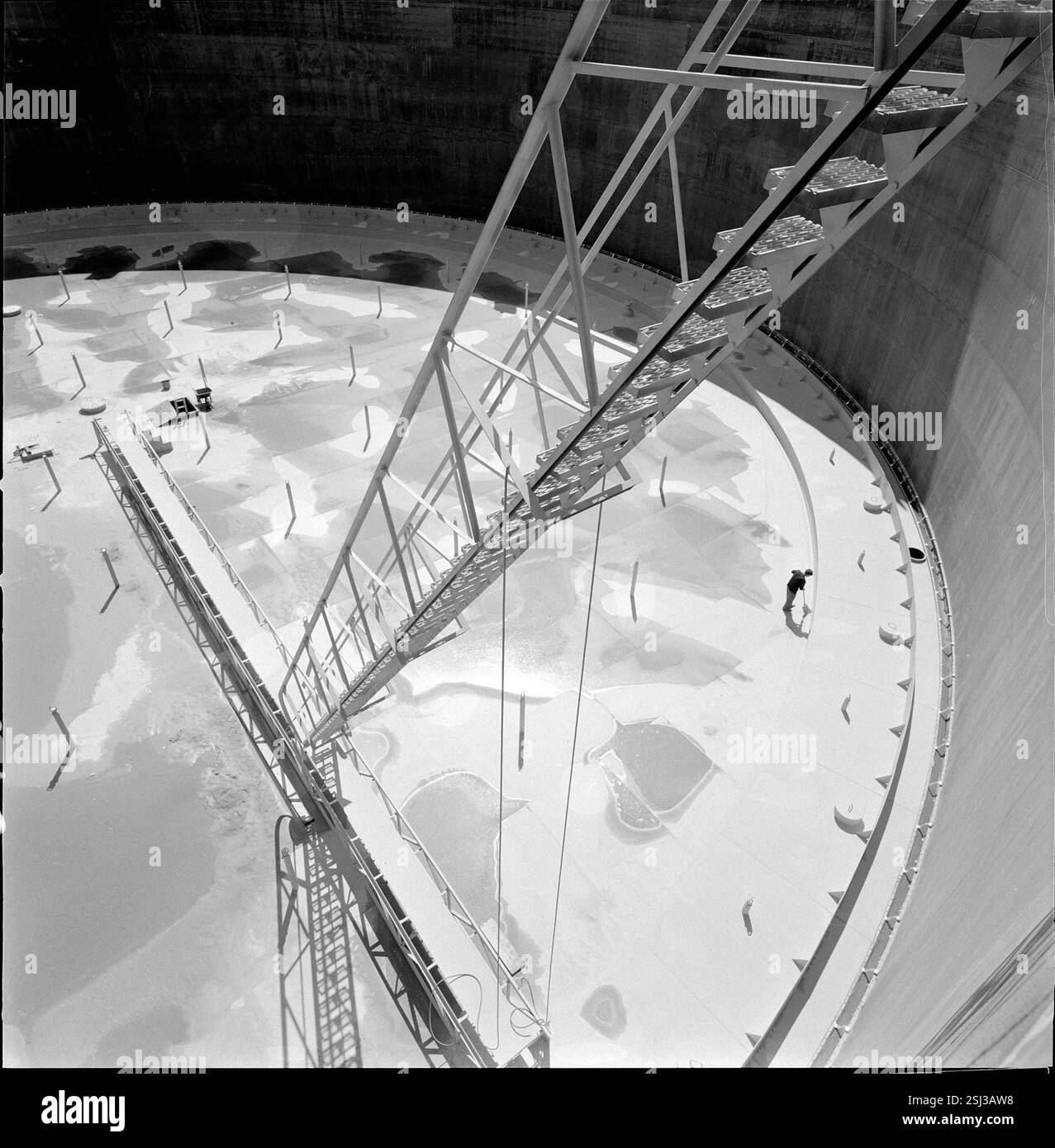 Collombey, Raffinerie, Blick in Rohöltank; 1963#Collombey, refinery ...