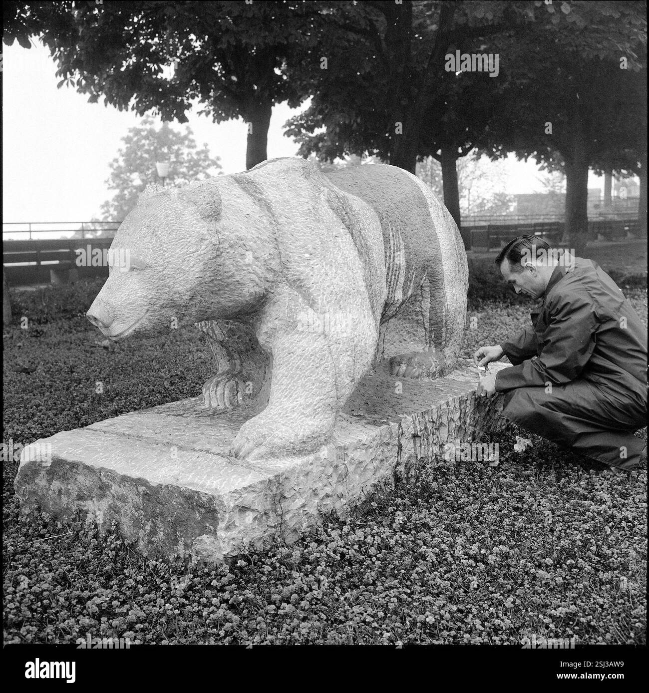 Verschmierter Berner Bär, 1965#Bernese bear besmeared with color, 1965 ...