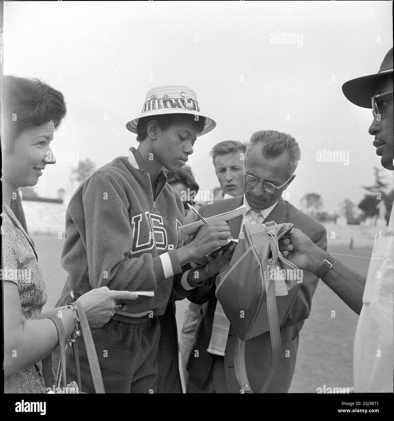 Rom 1960: Wilma Rudolph mit Fans#Rome 1960: Wilma Rudolph with fans ...