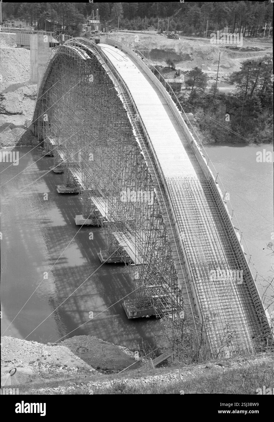 Vial-Tamins, Brücke im Bau; Lehrgerüst Brückenbogen; 1963#Vial-Tamins ...