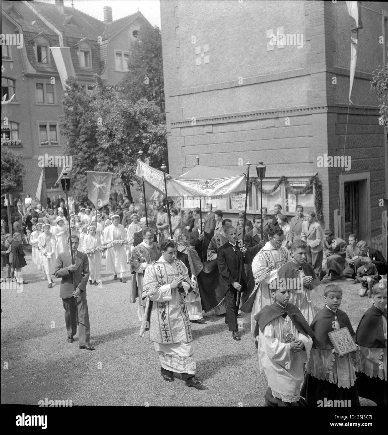 Umzug am Fronleichnam, Oerlikon 1944#Procession at the feast of Corpus ...