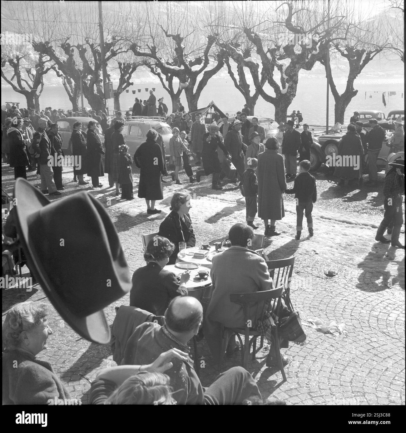 Risotto-Essen an der Fasnacht in Ascona, 1955#Public risotto meal at ...