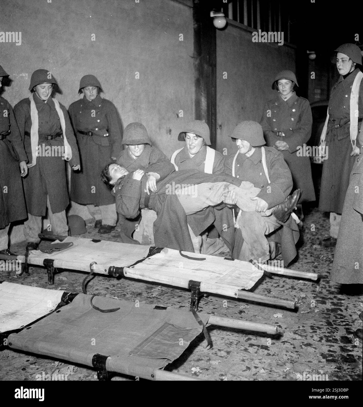 Soldatinnen transportieren eine Simulantin, Luzern 1950#Women soldiers ...