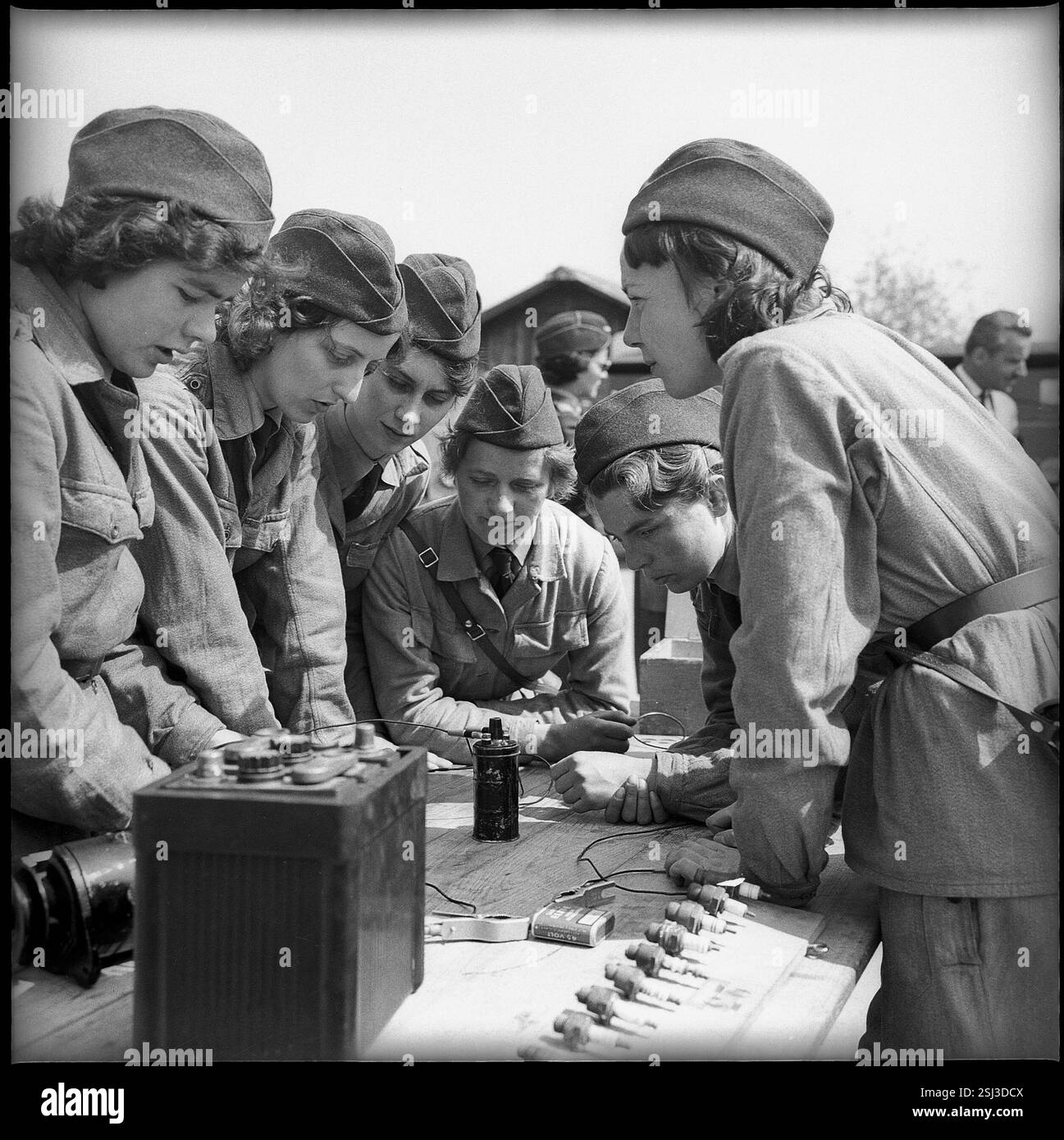 Soldatinnen studieren Zündung des Verbrennungsmotors, Bülach 1960#Women soldiers studying ...