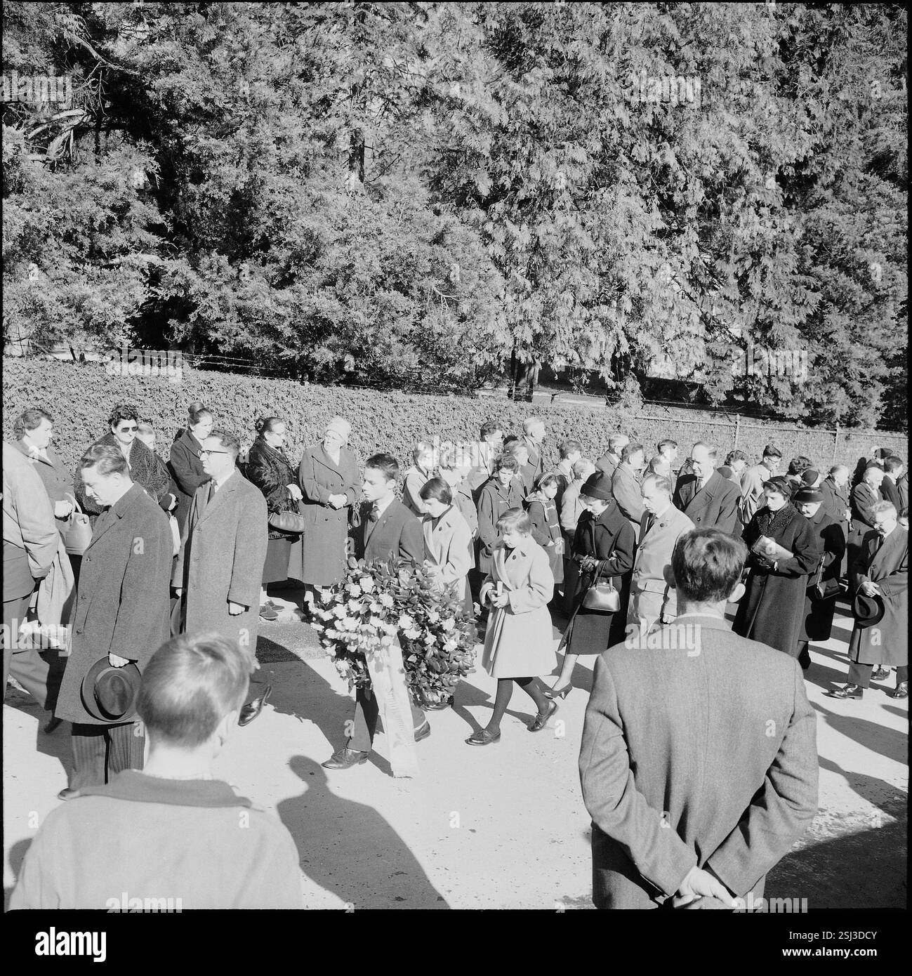 Glarus: Beerdigung der elf Lawinenopfer, Leichenzug, 1961#Glarus ...