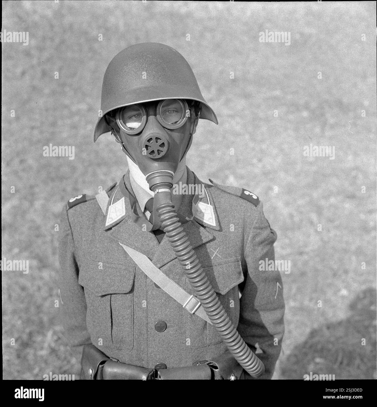 Schweizer Soldat in Gasmaske und Helm 1958#Swiss soldier in gas mask ...
