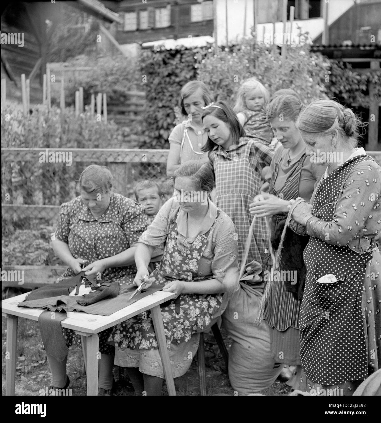 Frauen beim Zuschneiden von Stoffresten, 1940#Women cutting remnants ...