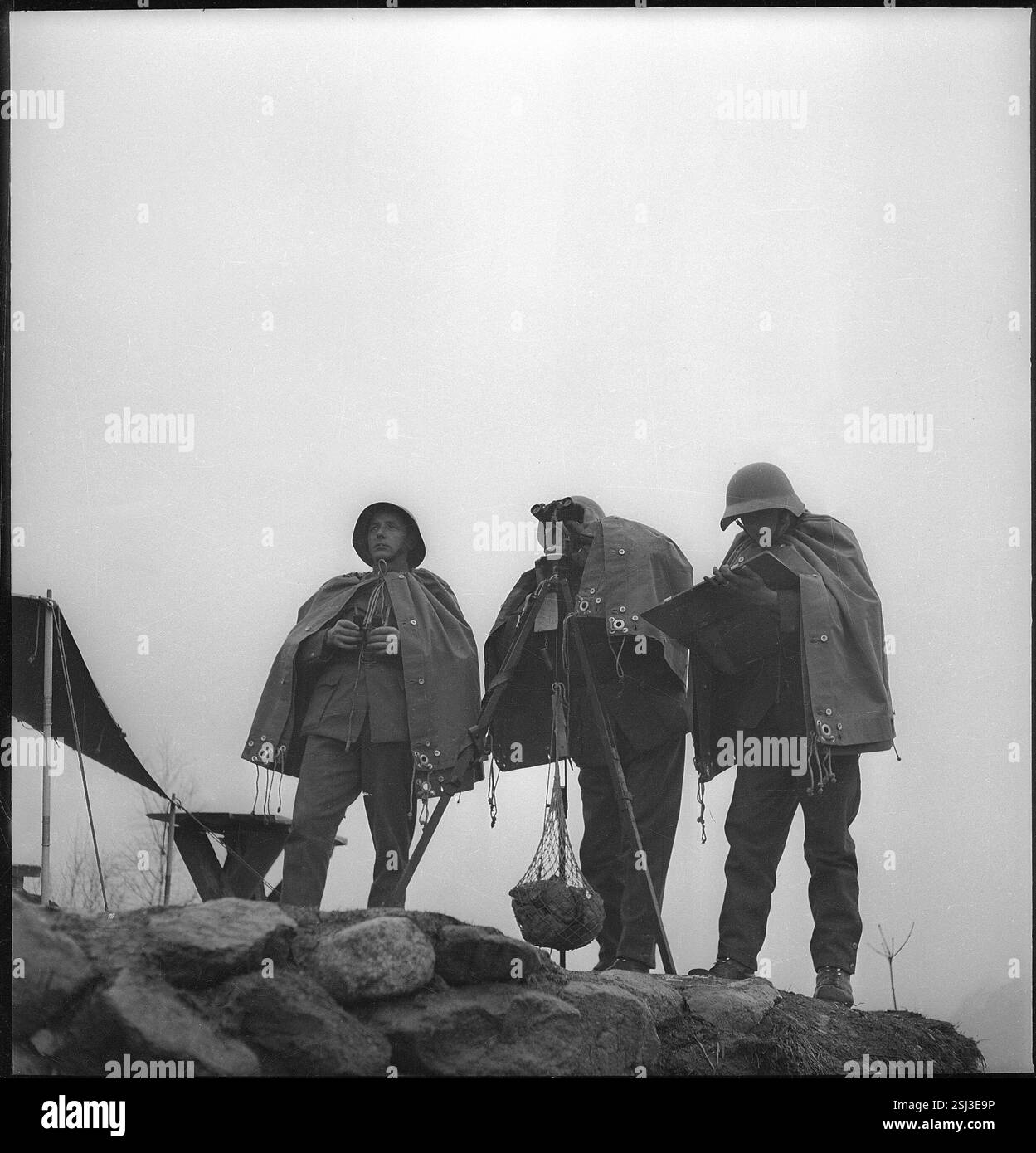 Flab-Soldaten bei Flugbeobachtung, Wallis 1940#Flight observation by ...