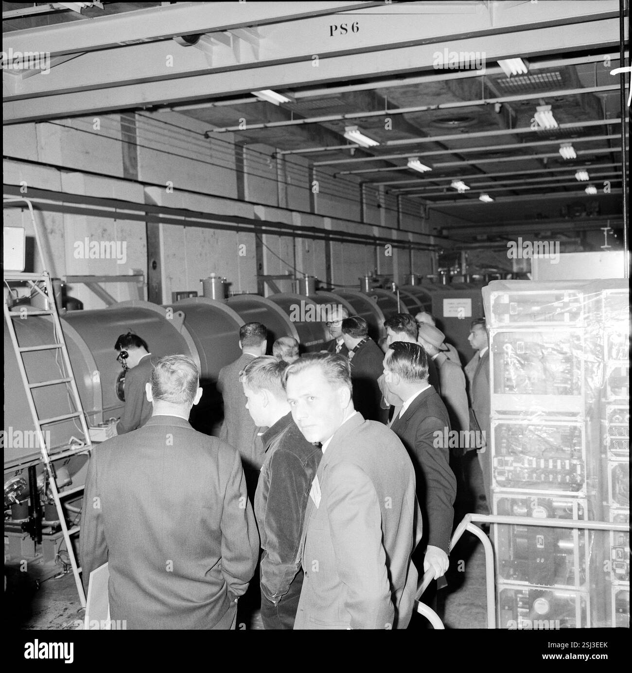 Eröffnung des CERN: Besucher beim Linearbeschleuniger 1960#Official ...