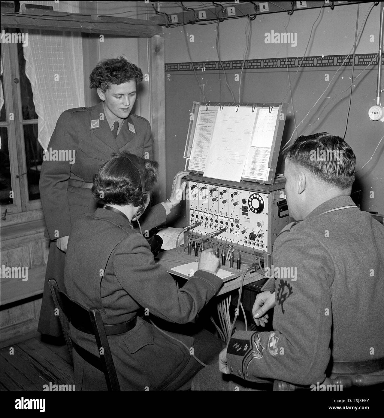 Soldatinnen mit Telefonzentrale, Pfäffikon 1952#Women soldiers as ...