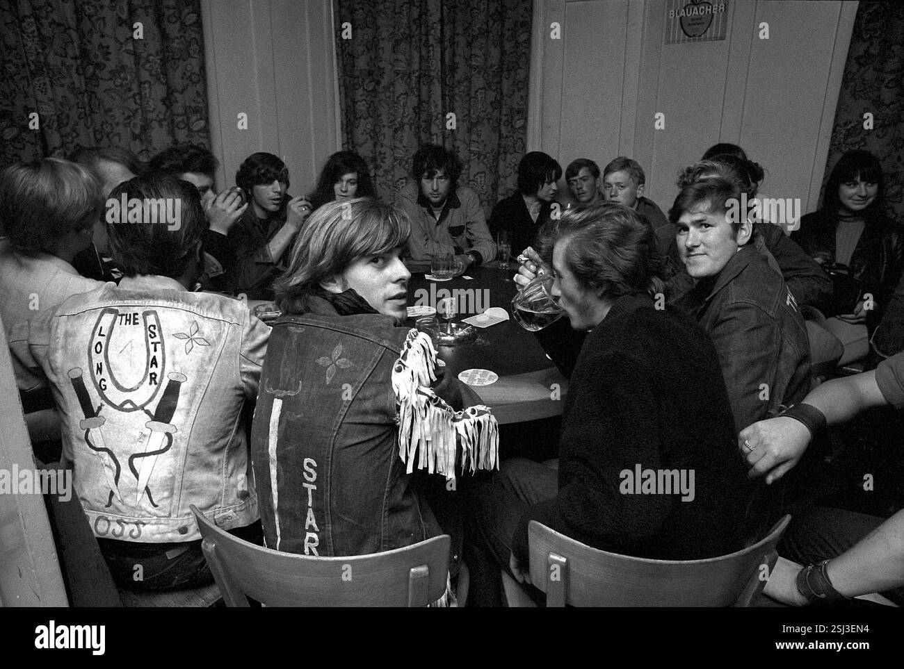 Gruppe von Jugendlichen, 1968#Group of teenagers, 1968 Stock Photo - Alamy