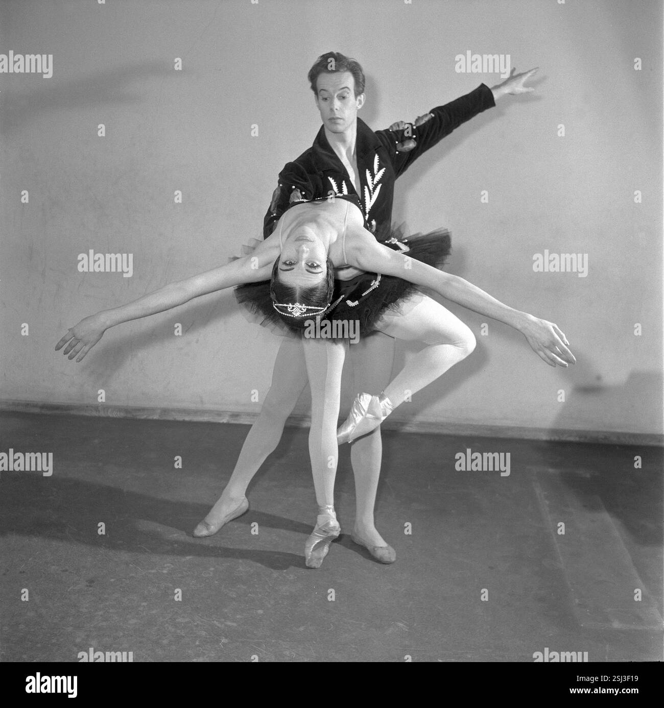 Solotänzer Donald Barclay und Primaballerina Mila Gürtler, 1963# ...