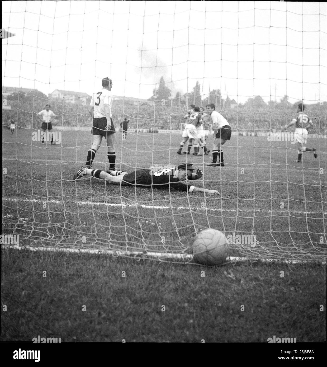 Fussball-WM-Halbfinal 1954: Deutschland - Oesterreich; Torhüter Zeman# ...