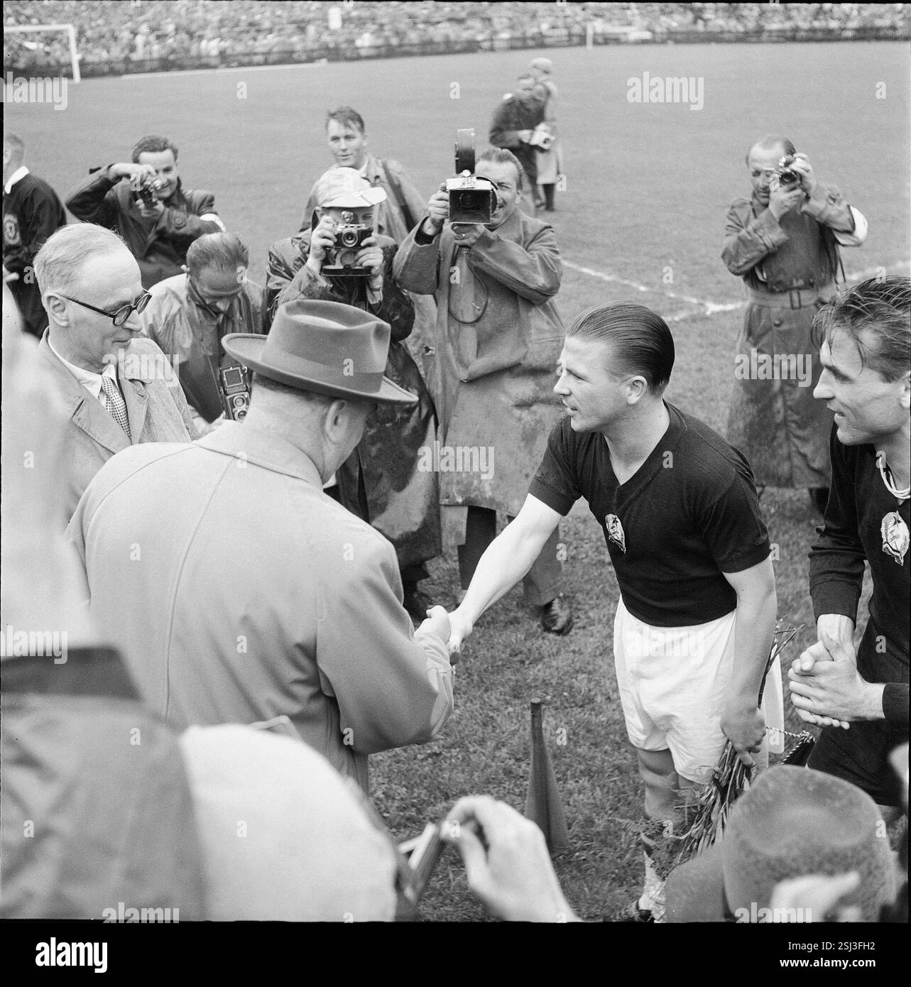 Fussball-WM 1954: Einlauf der Mannschaften; Ferenc Puskas#Football WC ...