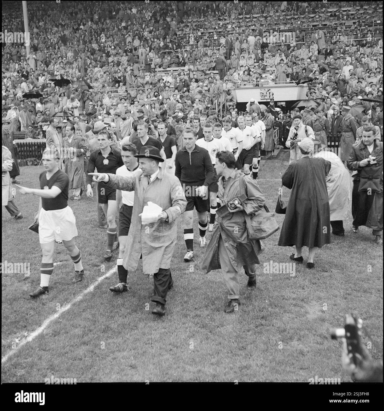 Fussball-WM 1954: Einlauf der Mannschaften; Ferenc Puskas#Football WC ...