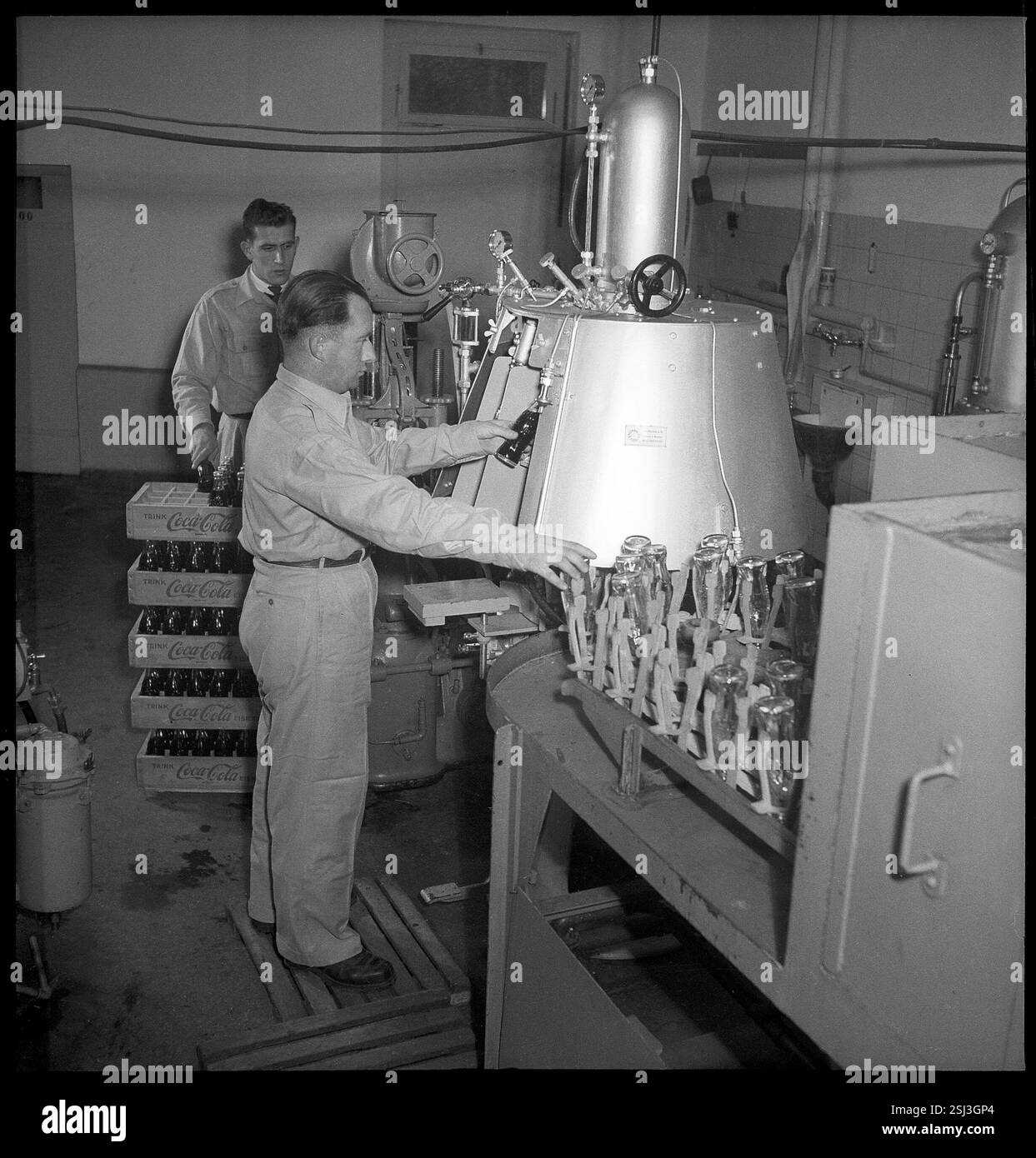 Coca-Cola, Arbeiter an Abfüllanlage, Flasche, 1949#Coca-Cola, worker ...