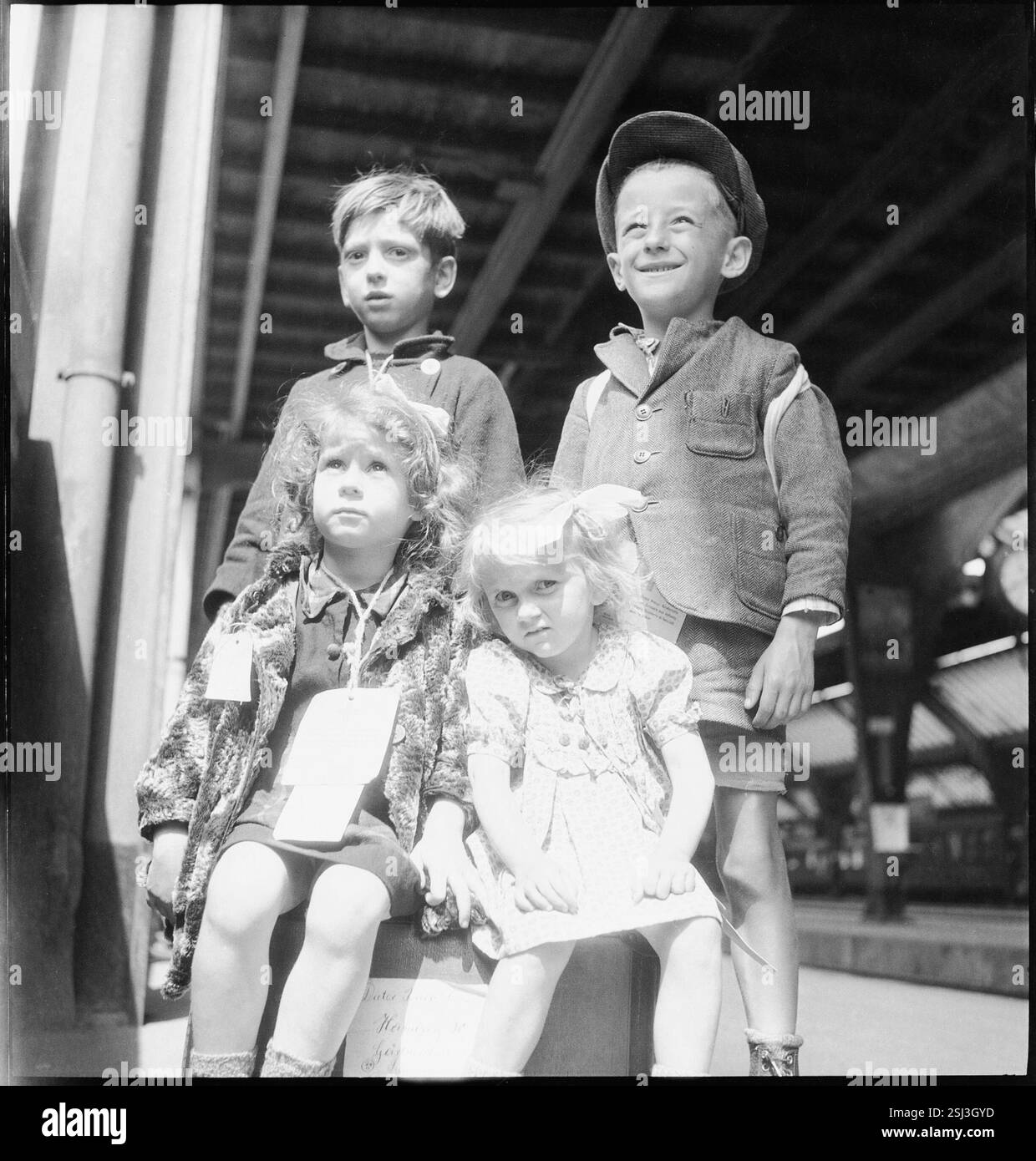 Ankunft am Bahnhof, die Kinder kommen zum Erholungsurlaub#Arrival at ...