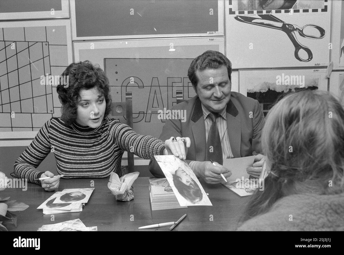 Linda Thorson, Patrick Macnee, Autogrammstunde, 1971#Linda Thorson and ...