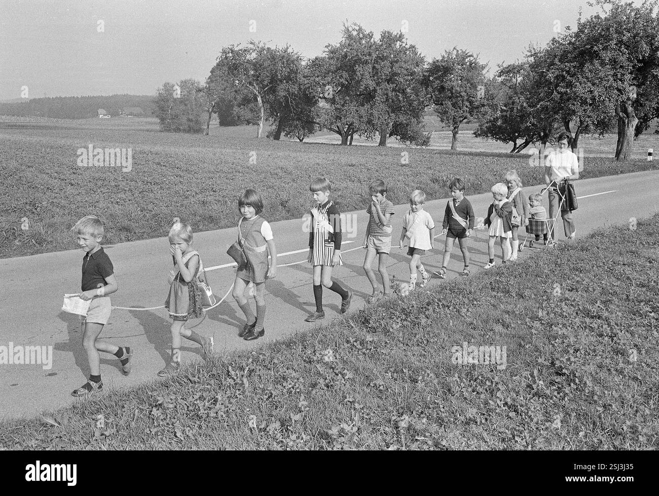 Kindergartenschüler als Seilschaft, Ortschwaben 1971 #Children of ...