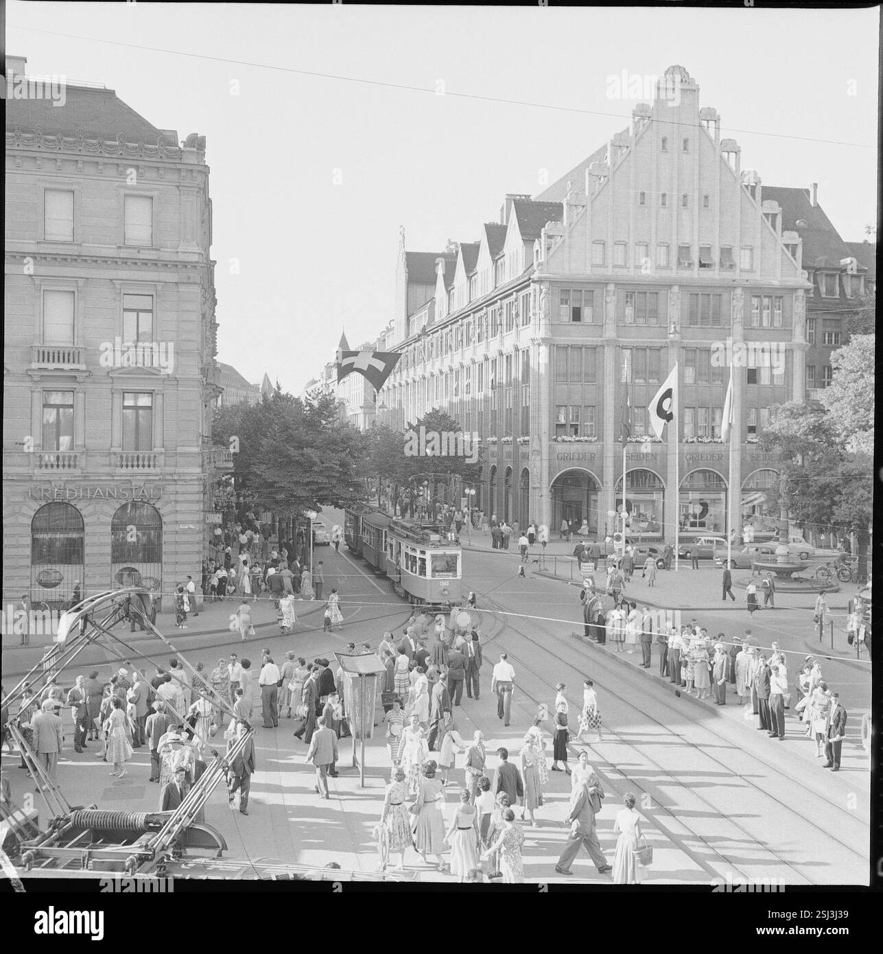 Bahnhofstrasse beim Paradeplatz Zürich 1958#Bahnhofstrasse at ...