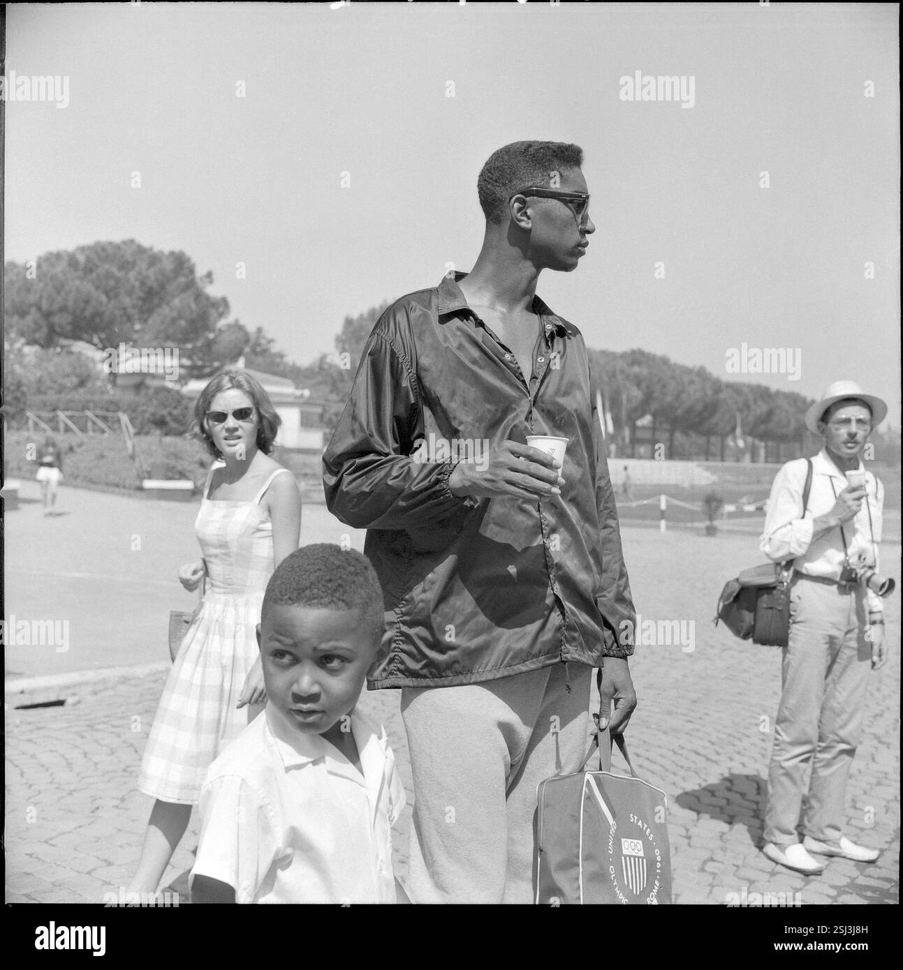 Rom 1960: Weltrekordsmann John Thomas und sein Sohn#Rome 1960: world ...