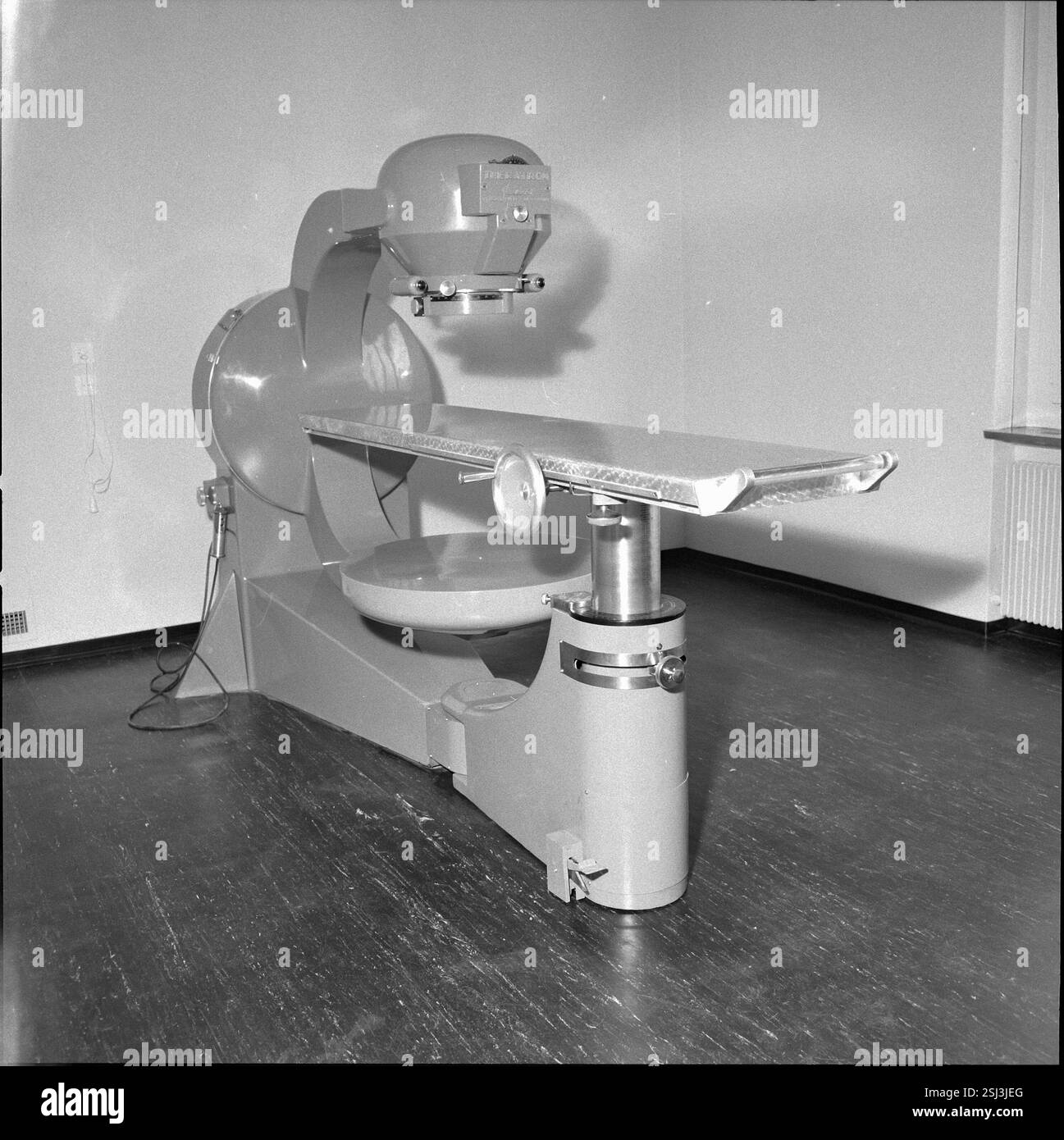 Bestrahlungsapparat mit Kobalt-Isotop 60, Luzern 1957#Radiotherapy unit ...