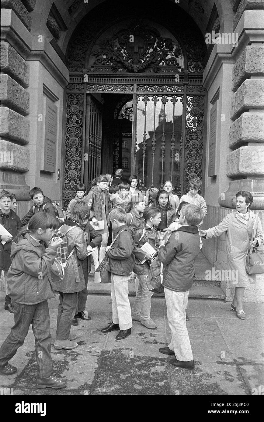 Kinder besuchen das Bundeshaus, 1971#Children visiting the Federal ...