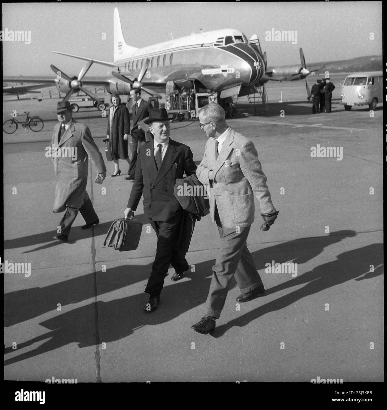 Ankunft von Lord Edmond Davis am Flughafen Kloten, 1957#Arrival of Lord ...