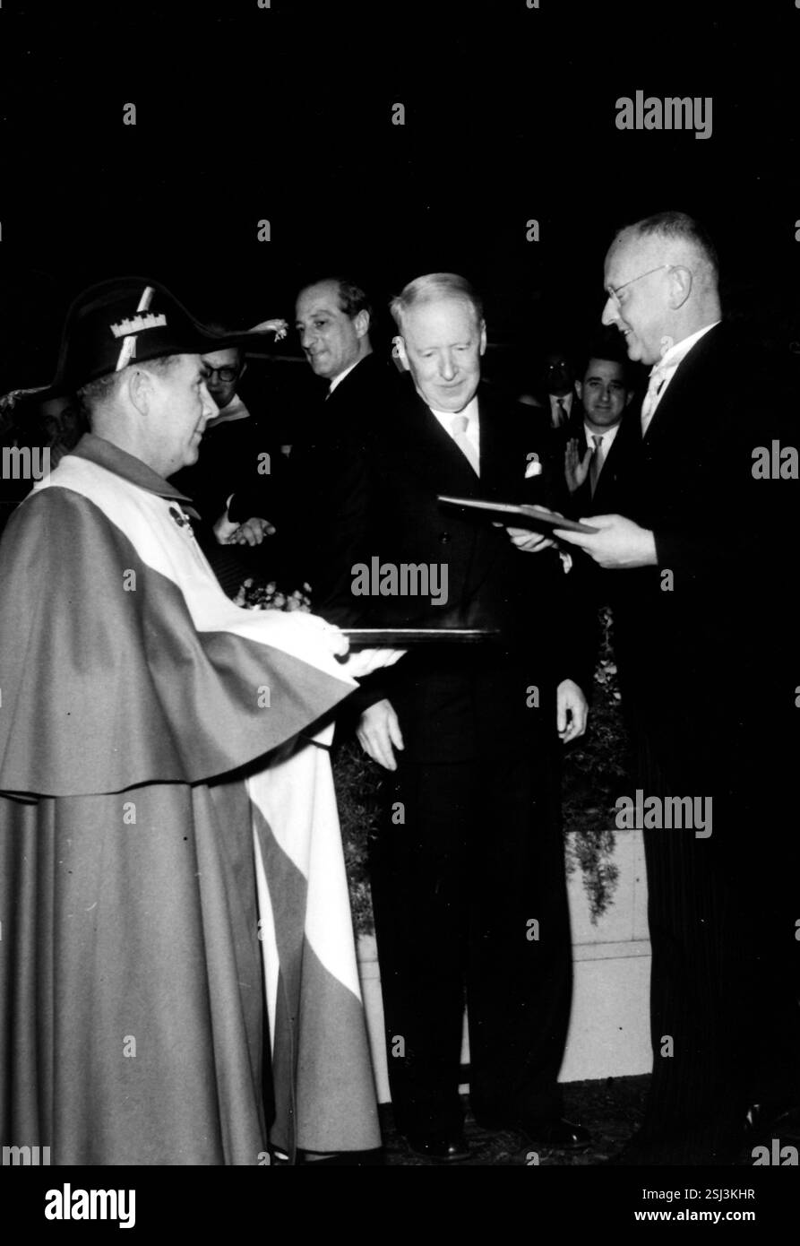 Emil Landolt überreicht Kurt Guggenheim Literaturpreis, 1955#Emil ...