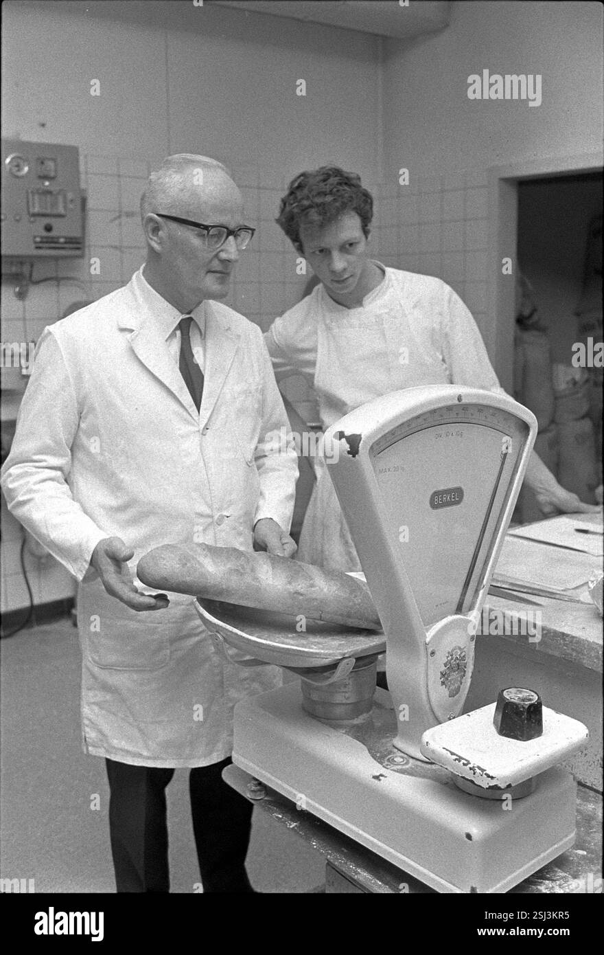 Bern, fertiges Brot wird gewogen; 1970#Berne, finished bread is weighed ...