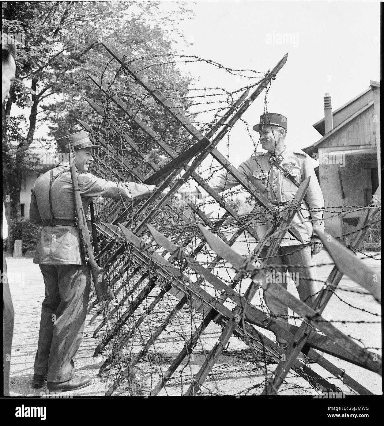 WK 2: Schweizer und französischer Grenzwächter, Grenzposten Grand ...