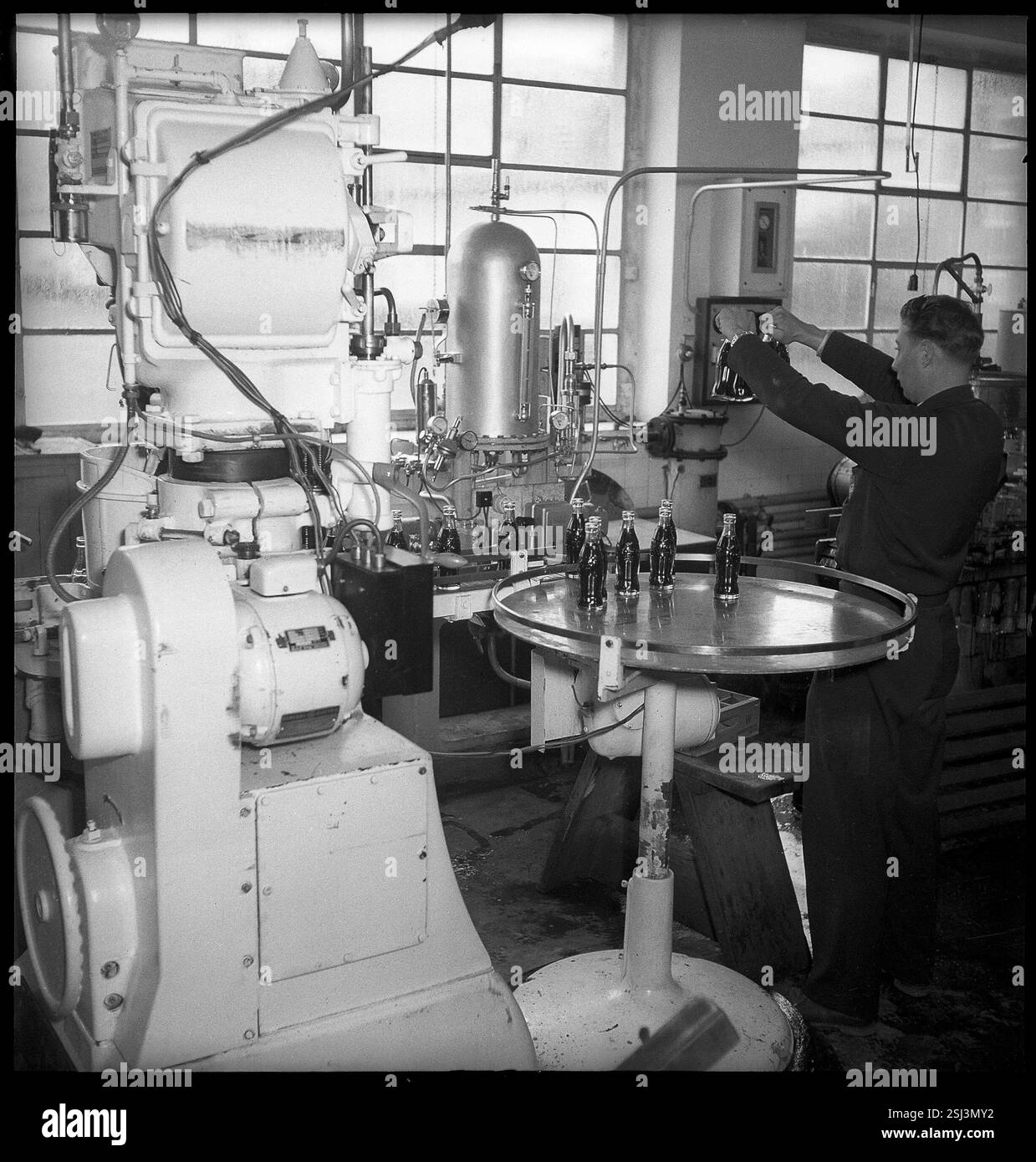 Coca-Cola, Arbeiter, Abfüllanlage Winterthur; 1949#Coca-Cola, worker ...