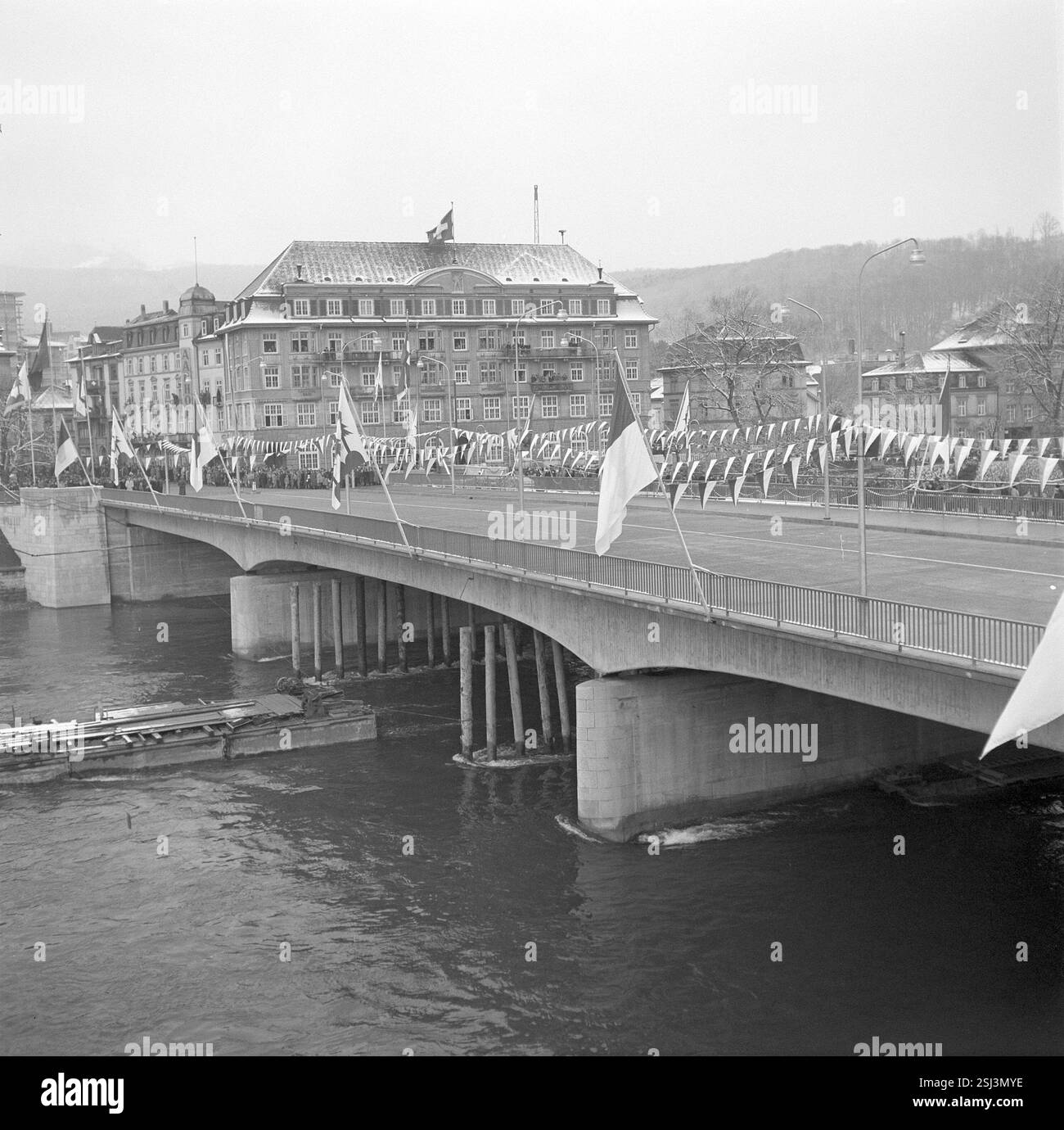 Einweihung; Beflaggung der neuen Bahnhofbrücke; 1952#Inauguration; New ...