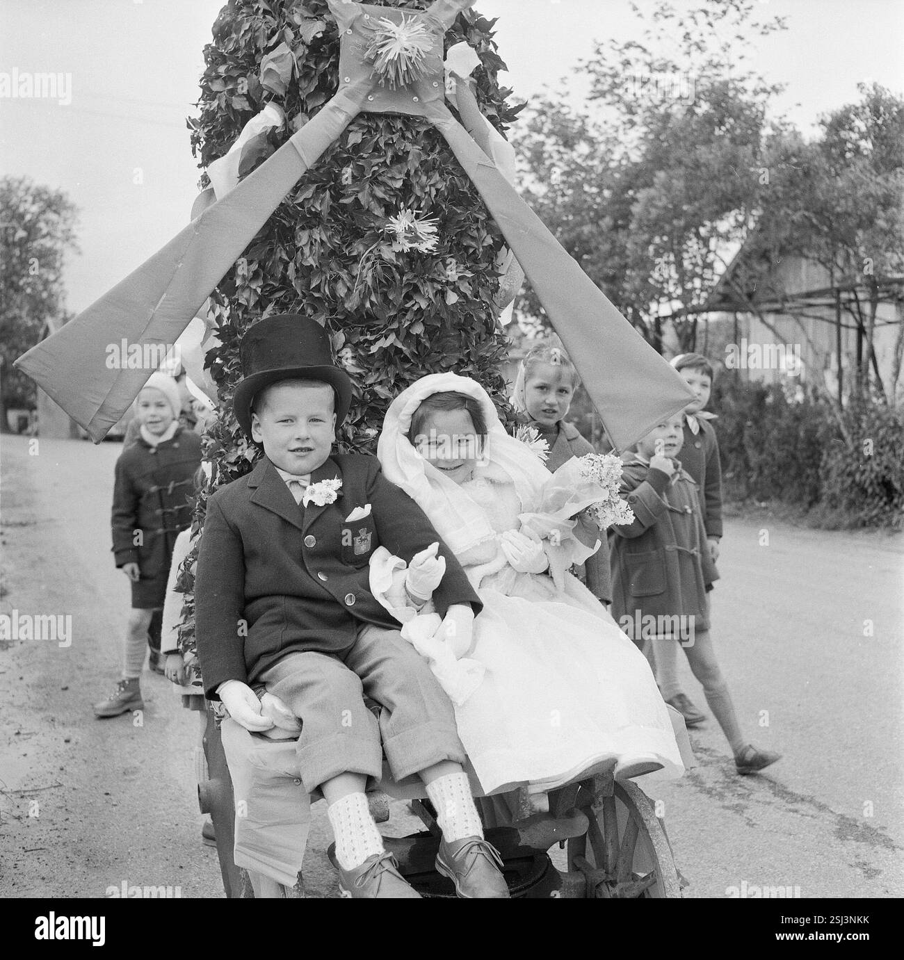Kinder beim "Feuillu"-Umzug 1959#Children at "Feuillu" parade in 1959 ...