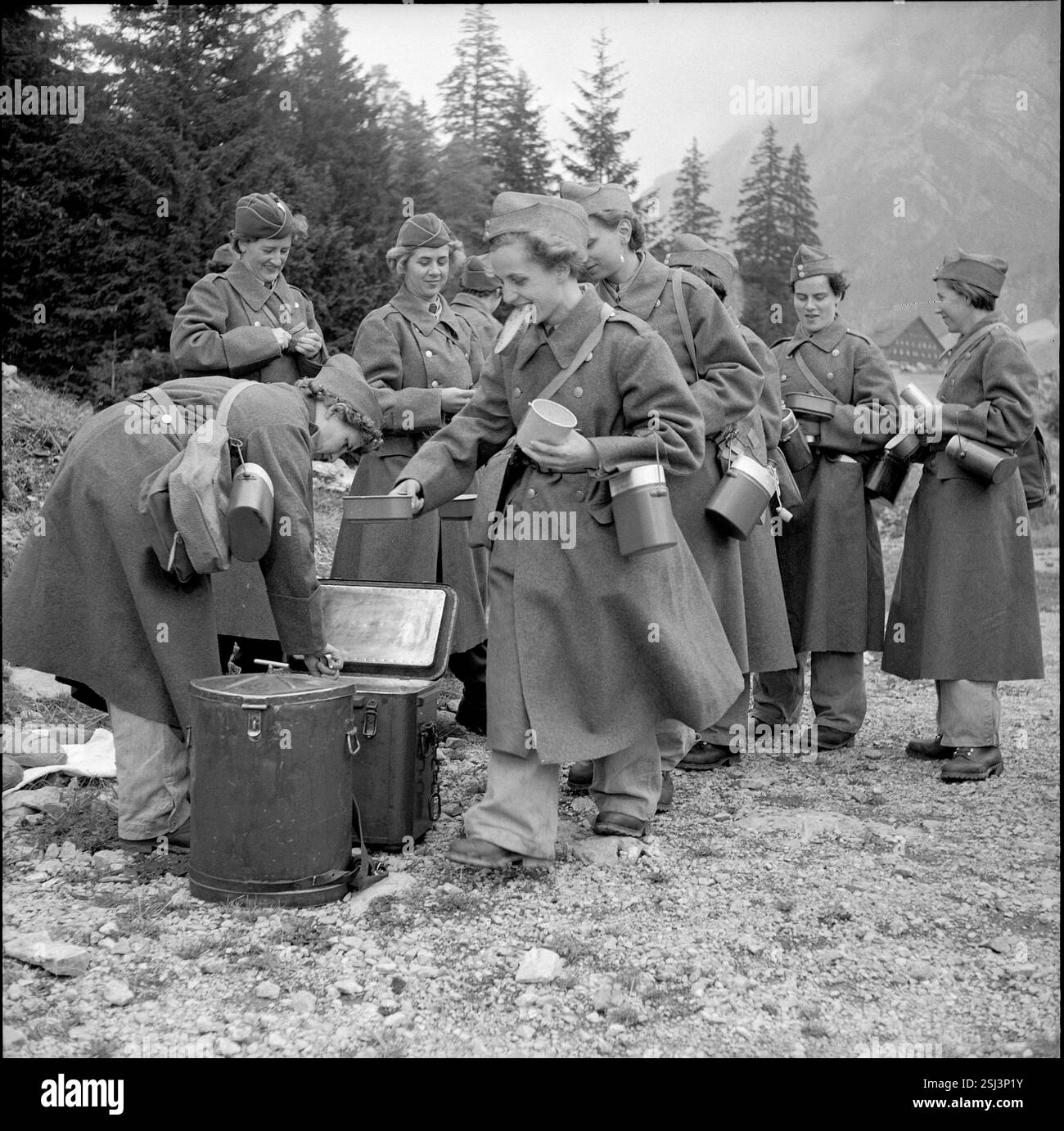 FHD-Soldatinnen beim Essen fassen, Maienfeld 1953#Female soldiers ...
