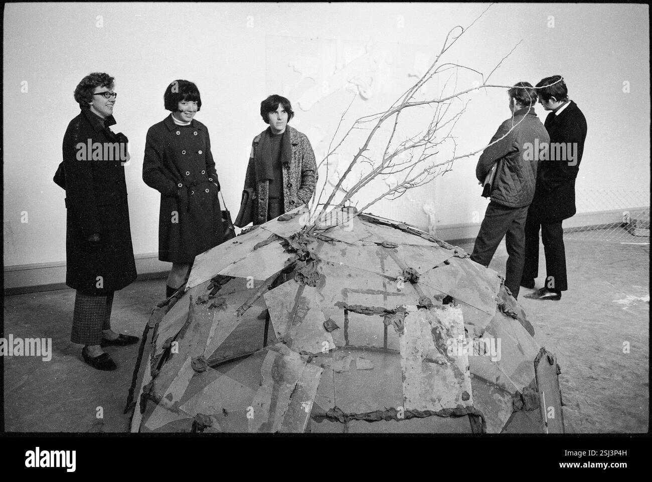 Ausstellungsbesucher betrachten ein Werk von Mario Merz, Bern 1969# ...