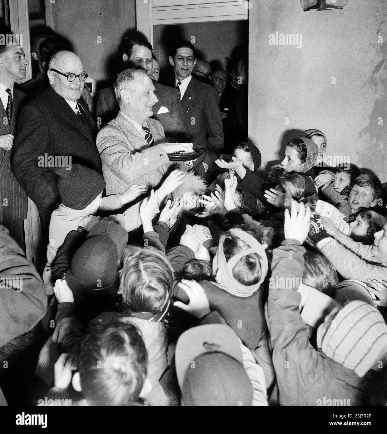 Bernard Law Montgomery besucht die Schokoladenfabrik Tobler 1952# ...